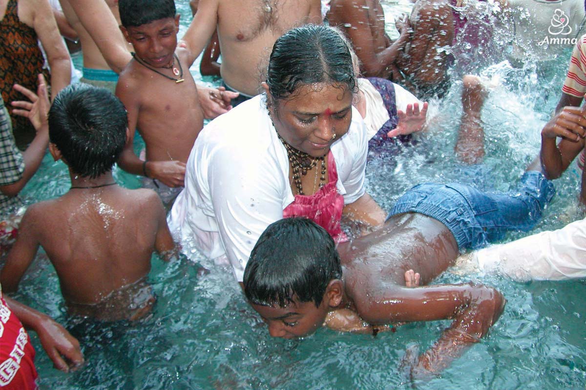 The 2004 Indian Ocean Tsunami: Photo Essay of a Disaster Met with ...