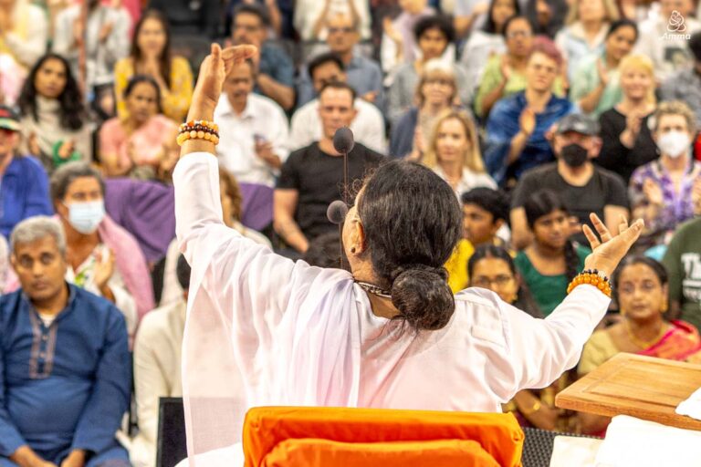 Amma embraces Oakland, California: North America Tour 2024 - Amma.org