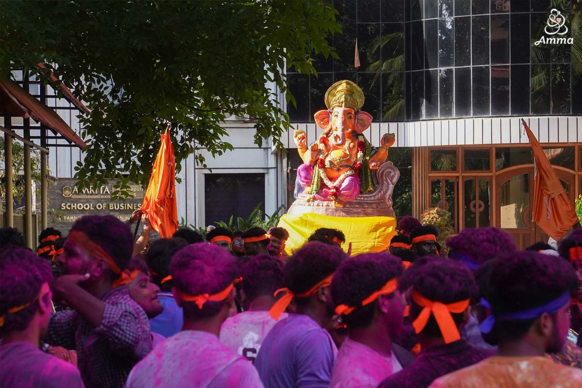 Worldwide prayers for happiness and peace during Ganesha Chaturthi ...