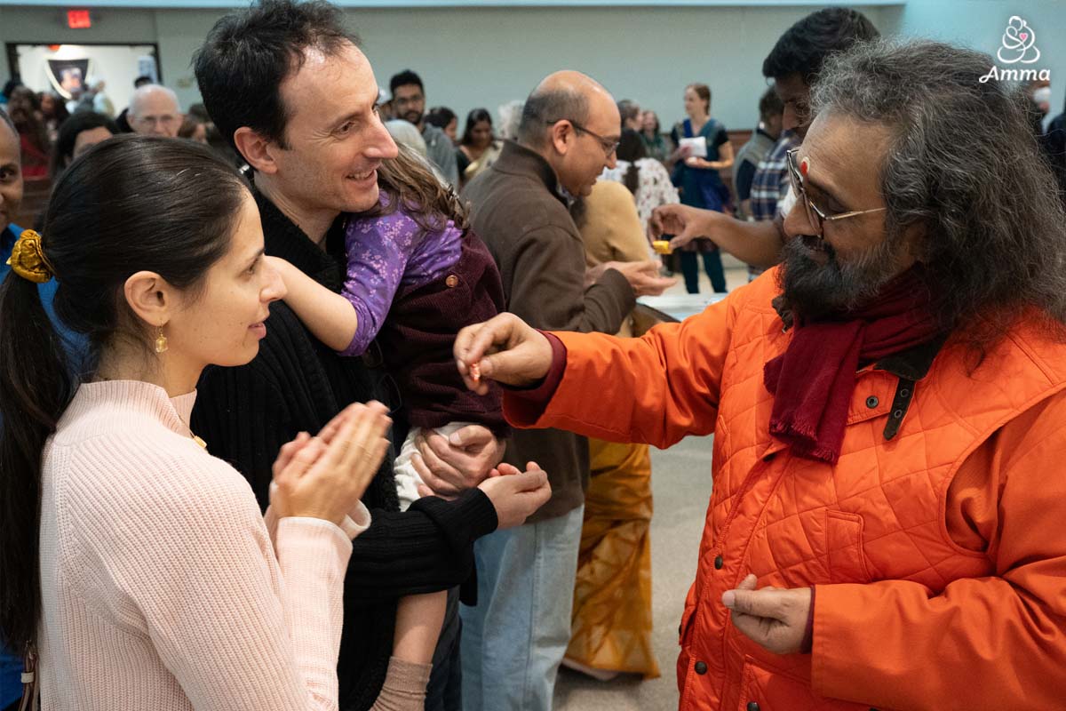 Bringing Hope: Swami Amritaswarupananda Tours Across North America - Amma.org